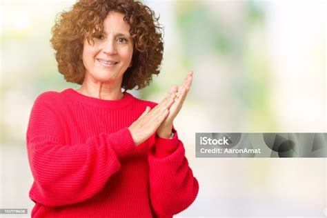 아름 다운 중간 거 대 한 수석 여자 빨간 겨울 스웨터 고립 된 배경 박수와 박수를 통해 행복 하 고 즐거운 자랑 스럽게 손을 함께 웃는 갈색 머리에 대한 스톡 사진 및