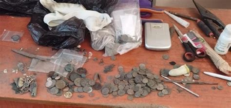 Задържаха трима иманяри в момент на сделка с ценности във Варна снимки