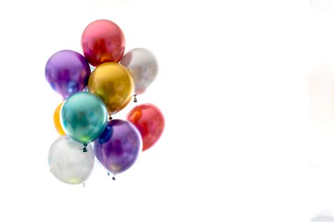 흰색 배경에 금속 색상의 헬륨 풍선 그룹 오른쪽에 공간을 복사 다발에 대한 스톡 사진 및 기타 이미지 다발 다중 색상 풍선 Istock