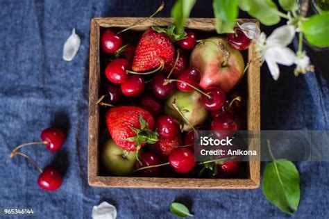 여름 음식 개념입니다 딸기딸기 체리와 블루 데님 배경에 나무 상자에 사과의 신선한 혼합 복사 공간 평면도 0명에 대한 스톡 사진 및 기타 이미지 Istock