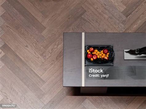 나무 바닥 배경나무 테이블에 빨간 사과와 잘 익은 오렌지로 가득 찬 과일 트레이의 높은 각도보기 건물의 층에 대한 스톡 사진 및