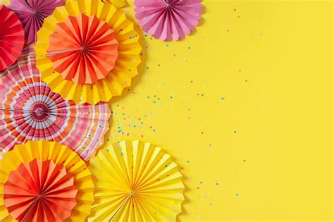 노란색 배경에 다양한 크기의 여러 가지 빛깔의 종이 장미 파티 생일 또는 휴일 장식 및 장식 0명에 대한 스톡 사진 및 기타 이미지 Istock