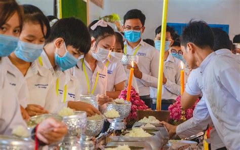 ១៨ ១០ ២០ យុវជនស្ម័គ្រចិត្ត វិទ្យាល័យ ១០មករា ១៩៧៩