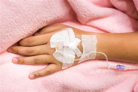Терпеливая рука в больнице с соляным Iv Intravenous Стоковое Фото изображение насчитывающей