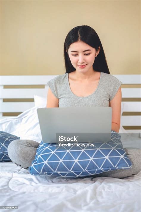 홈 노트북 노트북 컴퓨터에서 일하는 젊은 아시아인 전자 상거래 기술 연결 사람들은 집에서 일합니다 개념 20 24세에 대한 스톡 사진 및 기타 이미지 Istock