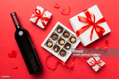 선물과 초콜릿 발렌타인 데이에 대한 컬러 배경에 레드 와인 병 복사 공간이있는 초콜릿 탑 뷰의 선물 상자가있는 하트 모양 상자에 대한 스톡 사진 및 기타 이미지 Istock