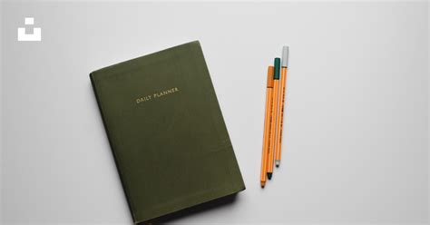 흰색 테이블에 연필이 있는 녹색 책 사진 Unsplash의 무료 펜 이미지