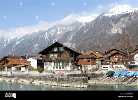 Belles Maisons En Bord De Mer Sur Le Lac De Brienz Dans La Région De