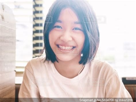 カメラ目線で笑顔の少女の写真・画像素材[5834708] Snapmart（スナップマート）