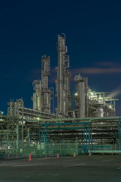 파이프와 조명이 많은 공장 사진 Unsplash의 무료 가와사키 이미지