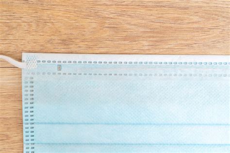 고무 귀 끈이있는 수술 용 마스크 입과 코를 덮는 전형적인 3ply 수술 마스크 박테리아에서 절차 마스크 보호 개념입니다