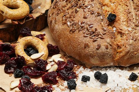 나무에 신선한 빵 베이글 말린 과일 씨앗 소금 항아리와 밀 정물 생활과 건강한 식사 개념 0명에 대한 스톡 사진 및 기타 이미지 Istock