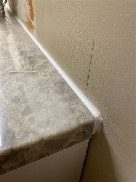 gap between countertop and wall
