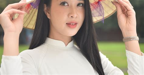 야외에서 베트남 전통 의상을 입은 젊은 여성 · 무료 스톡 사진