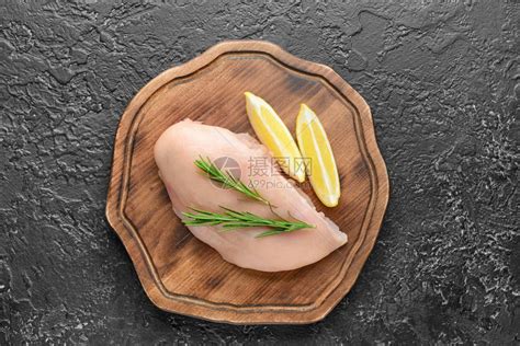 深色背景中的生鸡肉片高清图片下载 正版图片503904357 摄图网