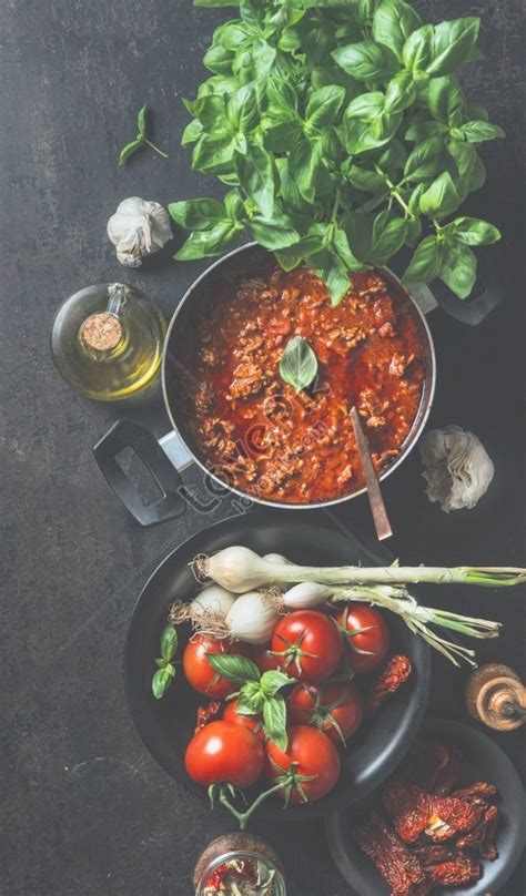 어두운 부엌 테이블 배경에 검은 요리 냄비에 소스 볼로냐의 재료 상단 보기 사진 사진 무료 다운로드 Lovepik