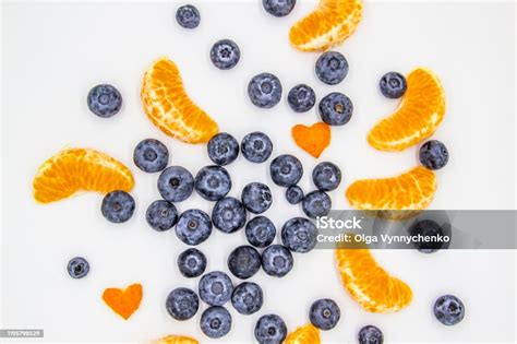 흰색 배경에 만다린 슬라이스와 신선한 블루 베리 유기농과 건강한 블루베리와 만다린 조각의 구성 비타민이 가득한 열매와 과일