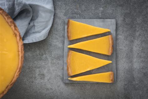 검은색 선이 있는 노란색 사각형 사진 Unsplash의 무료 스위스 이미지