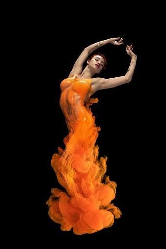 오렌지 색 페인트와 염료 스플래시 댄스로 덮인 젊은 감정 여성의 전체 길이 초상화 검은 배경 위에 고립 된 포즈 다중 색상에 대한 스톡 사진 및 기타 이미지 Istock