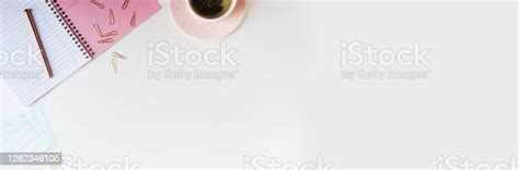 분홍색 노트북 금속 펜 스티커 종이 클립 및 녹차가 흰색 배경에 분홍색 컵이있는 배너 학교 플랫 레이로 돌아가기 0명에 대한 스톡 사진 및 기타 이미지 Istock