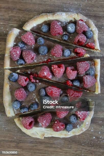 홈메이드 초콜릿 피자 타르트 신선한 라즈베리 블루베리와 슈가 헤이즐넛 초콜릿으로 채워진 구운 피자 크 러스트와 베리 숲 과일
