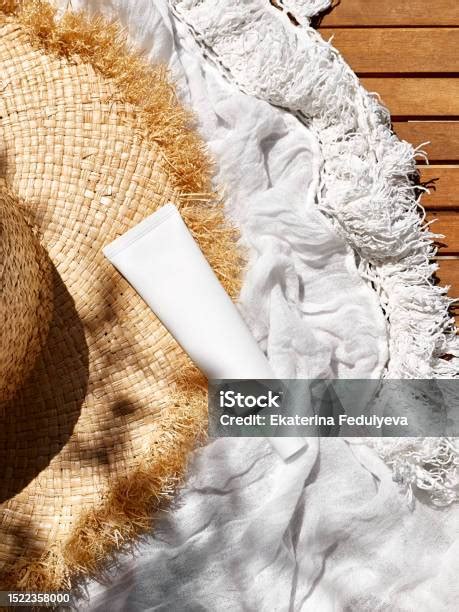 흰색 플라스틱 튜브에 Uva 및 Uvb 보호 기능이 있는 화장품 자외선 차단제 제품 여름 분위기 화장품 광고를 위한 프레젠테이션 단계 건강한 스킨케어 개념 개념에 대한 스톡