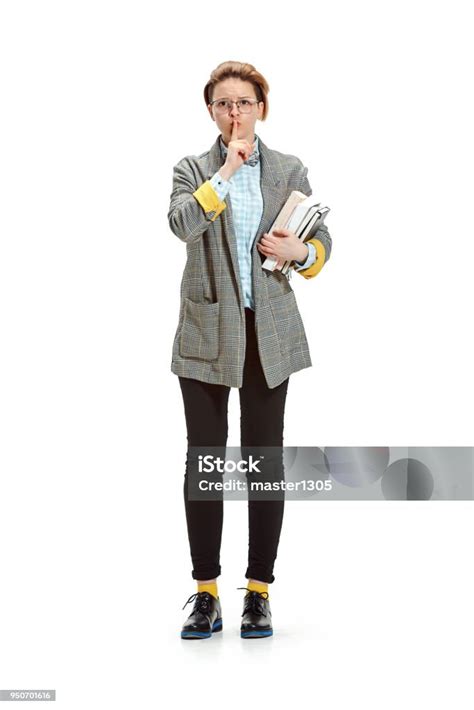 흰색 배경에 고립 책을 들고 슬픈 여자 학생의 전체 길이 초상화 공부에 대한 스톡 사진 및 기타 이미지 공부 교육 귀여운 Istock