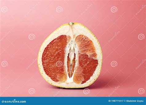 Concept érotique Minimal De Pamplemousse La Moitié Dune Fin De