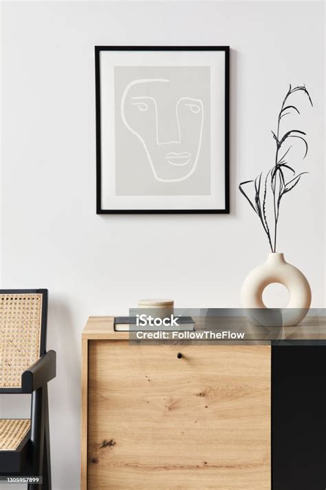 모의 포스터 프레임 나무 Commode 책 세라믹 꽃병과 우아한 개인 액세서리의 잎이있는 거실의 세련된 인테리어 홈 장식의 미니멀 한 개념 템플렛 0명에 대한 스톡 사진 및