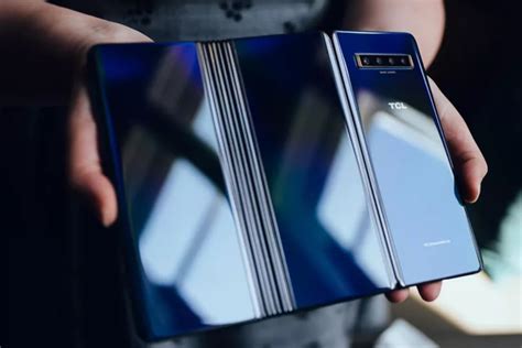 Tres pantallas y doble plegado así es el móvil en zigzag que prepara TCL