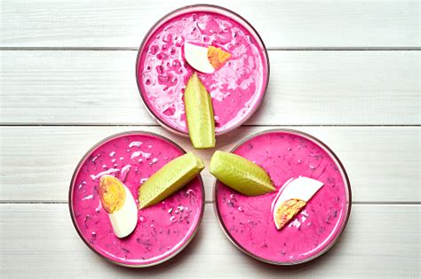 흰색 테이블에 맛있는 차가운 비트 뿌리 수프와 세 개의 유리 그릇 건강한 생활방식에 대한 스톡 사진 및 기타 이미지 건강한 생활방식 건강한 식생활 고급 요리 Istock