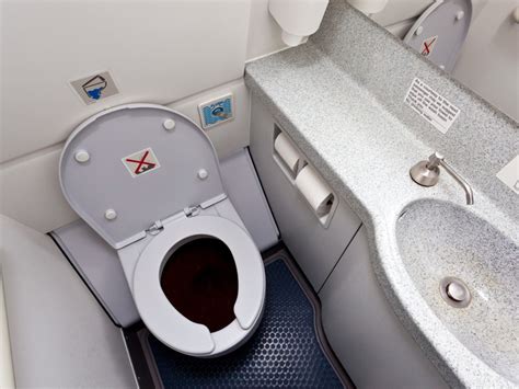 飛機因乘客腹瀉太臭，臭到中途折返 Boldbox