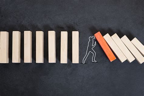 어두운 배경이나 칠판에 도미노 효과를 중지 남자 실루엣 도미노 효과에 대한 스톡 사진 및 기타 이미지 도미노 효과 개념 기술 Istock