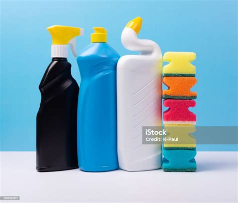 파란색 배경에 다양한 플라스틱 병 캐니스터와 스폰지와 청소 개념 다양한 세제 및 청소에 필요한 속성 0명에 대한 스톡 사진 및 기타 이미지 Istock