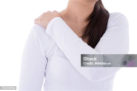 고립된 흰색 배경에서 어깨와 목 통증과 부상으로 지치고 고통받는 여성 건강 관리 및 의료 개념 건강관리와 의술에 대한 스톡 사진