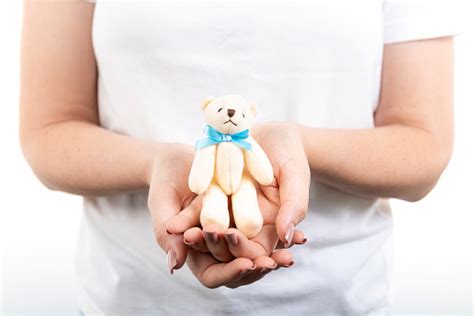 미래의 아기를 위해 무릎에 작은 미소 흰색 테디 베어를 들고 여자의 손 가정적인 분위기 임신 의 감정적 인 사랑의 순간 귀여운에 대한 스톡 사진 및 기타 이미지 Istock