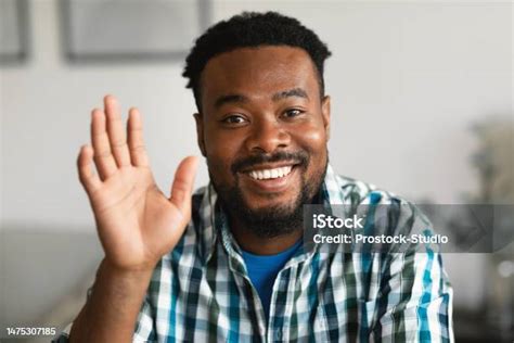 쾌활한 아프리카계 미국인 남자가 손을 흔들며 집에서 포즈를 취하고 있다 남자에 대한 스톡 사진 및 기타 이미지 남자