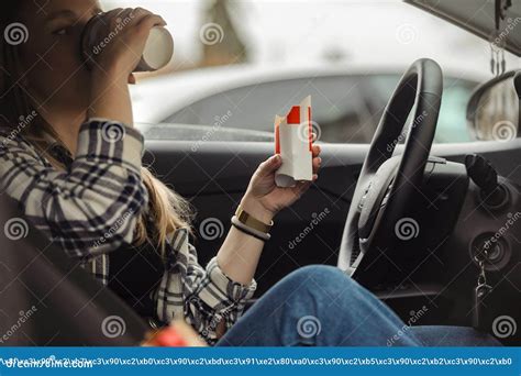 Chica Comiendo Comida Chatarra En El Auto Foto De Archivo Imagen De