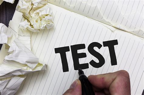 개념적 손으로 글을 보여주는 테스트 사업 사진 학술 조직 절차를 보여주는 평가 신뢰성 내구성 능력 종이 개체 메모장 구겨진 종이 아이디어 몇 가지 시도 가입서에 대한 스톡