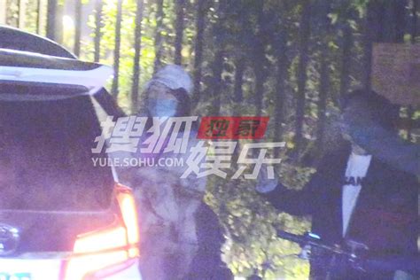 独家：章子怡深夜餐厅会友神采奕奕 穿着简单松弛 搜狐大视野 搜狐新闻