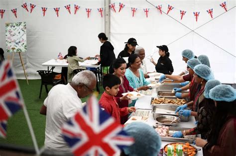 ФОТО Iii Чарльзыг хаан сэнтийд заларсныг тэмдэглэн найр наадам дуу хуураар дүүрэн өнгөрүүлжээ