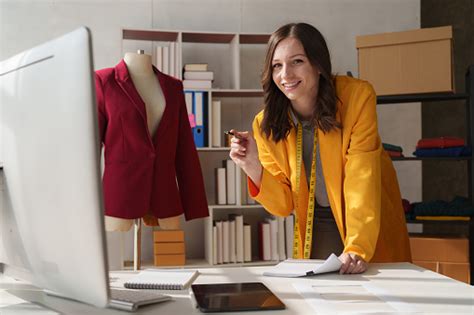 디자인 스튜디오 인테리어에서 일하는 아름다운 젊은 전문 스타일리스트 패션 디자이너 컨셉 20 29세에 대한 스톡 사진 및 기타