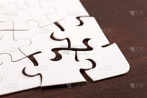 深色木桌上不完整的拼图
