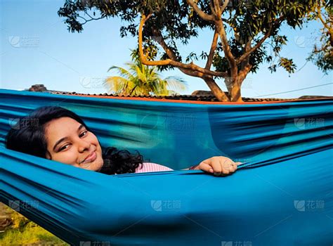 年轻的印度女孩度假时在吊床上放松