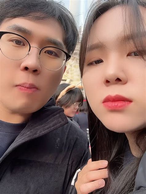 입 안에 음식물 보여주는 걸 좋아하는 커플 어떤데~~ Couple 장거리커플 장거리연애 롯데월드 롯데월드어드벤처 잠실 연상연하 좋아요 구독 Youtube