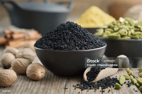 검은 커민 또는 로마 고수 씨앗과 테이블에 향기로운 향신료 카다몬 육두구 계피 심황 요리 재료 아유르베다 트리트먼트 강황에 대한 스톡 사진 및 기타 이미지 Istock