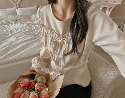 리리앤코 블렌퍼 피치기모 셔링 프릴 리본 블라우스 겨울룩 겨울신상 하객룩 데이트룩 데일리룩 블라우스룩 기모블라우스 긴팔블라우스 셔링블라우스 프릴블라우스 편안한 데일리