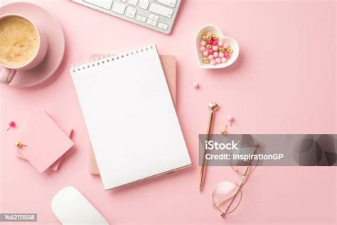발렌타인 데이 개념입니다 플래너의 상위 뷰 사진 황금 펜 안경 하트 모양의 접시 압정 스티커 메모 종이 키보드와 커피 머그잔