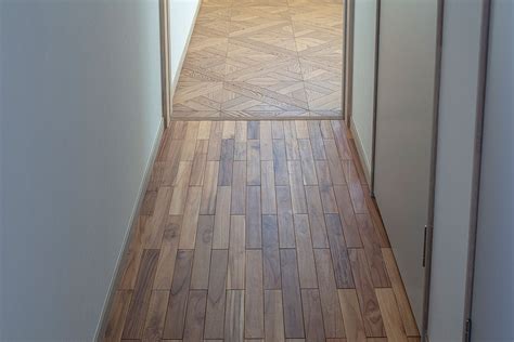 アーキテクチャーフォト®︎ On Twitter 子浦中 シオ建築設計事務所による、東京・新宿区の集合住宅 建物が入れ替わり始めた木密地域に計画。収益性と威圧感解消の両立を目指し