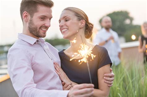 옥상 파티 중에 스파클 러를 들고 비즈니스를 보고 젊은 사업가 2명에 대한 스톡 사진 및 기타 이미지 2명 남자 남자 사업가 Istock